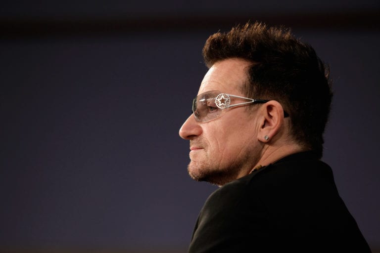 Bono Vox canta il Natale, per strada, a Dublino: i video