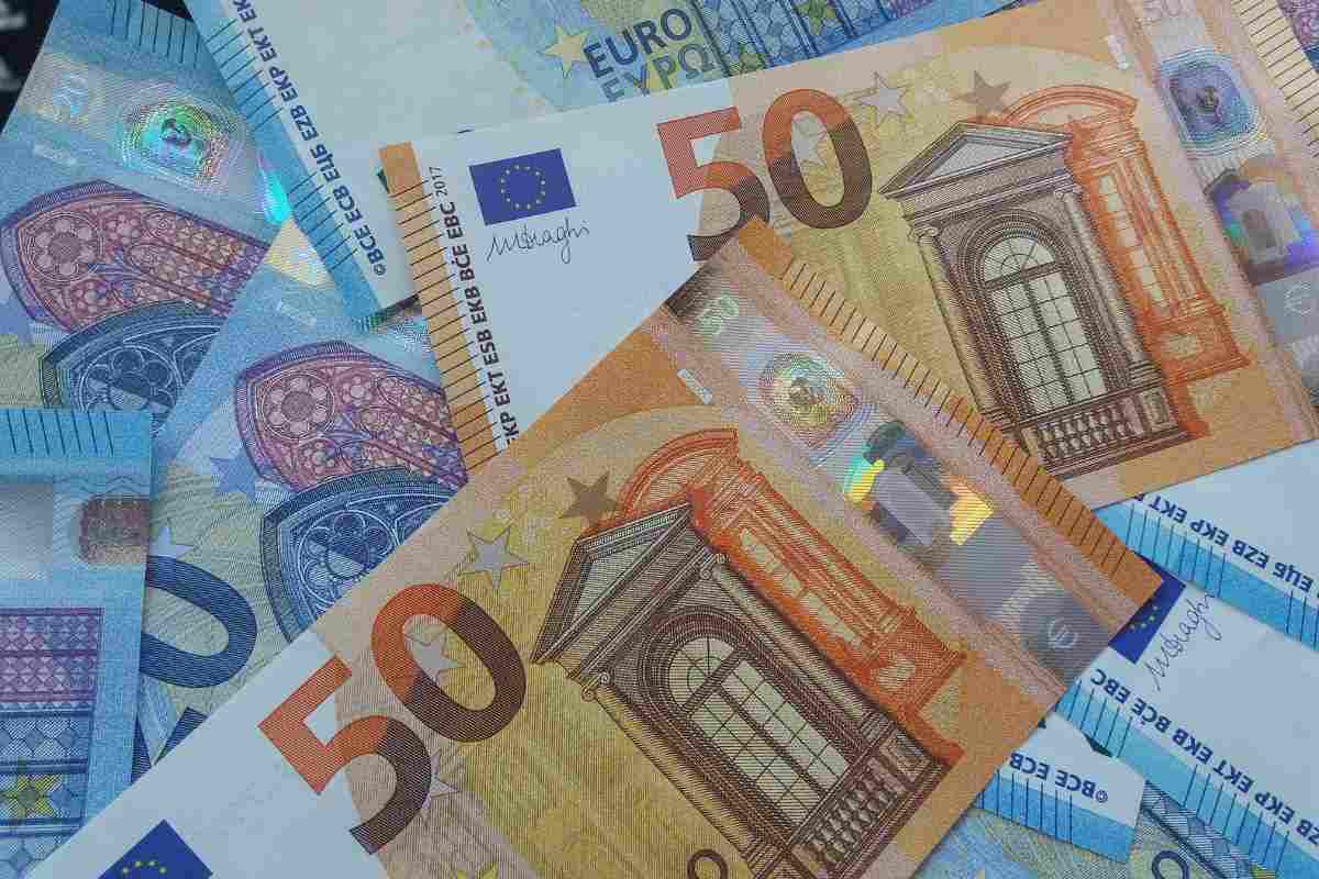 Addio banconote da 20 e 50 euro, scatta il ritiro: se hai queste devi ...
